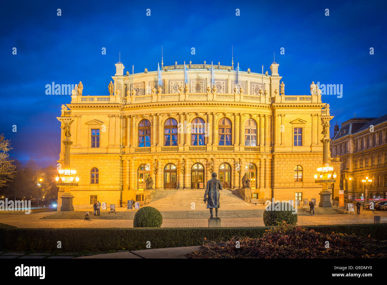 Prague opera house -Fotos und -Bildmaterial in hoher Auflösung – Alamy