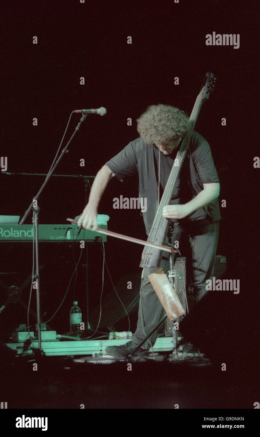 18. Juli 1996 - Bonner Springs, Kansas USA: Rob Wasserman spielt Bass ...