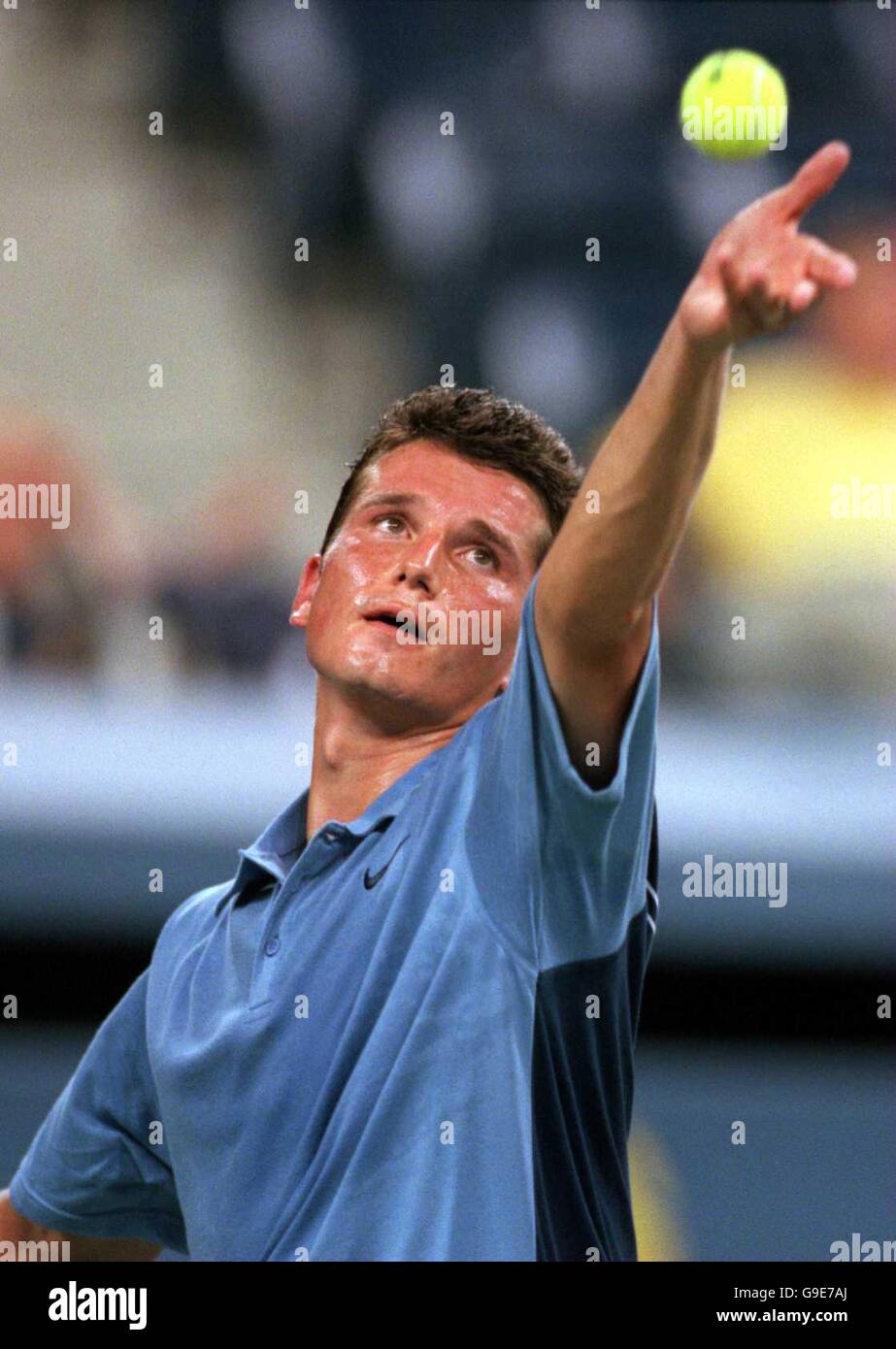 Tim henman dient richard krajicek -Fotos und -Bildmaterial in hoher ...