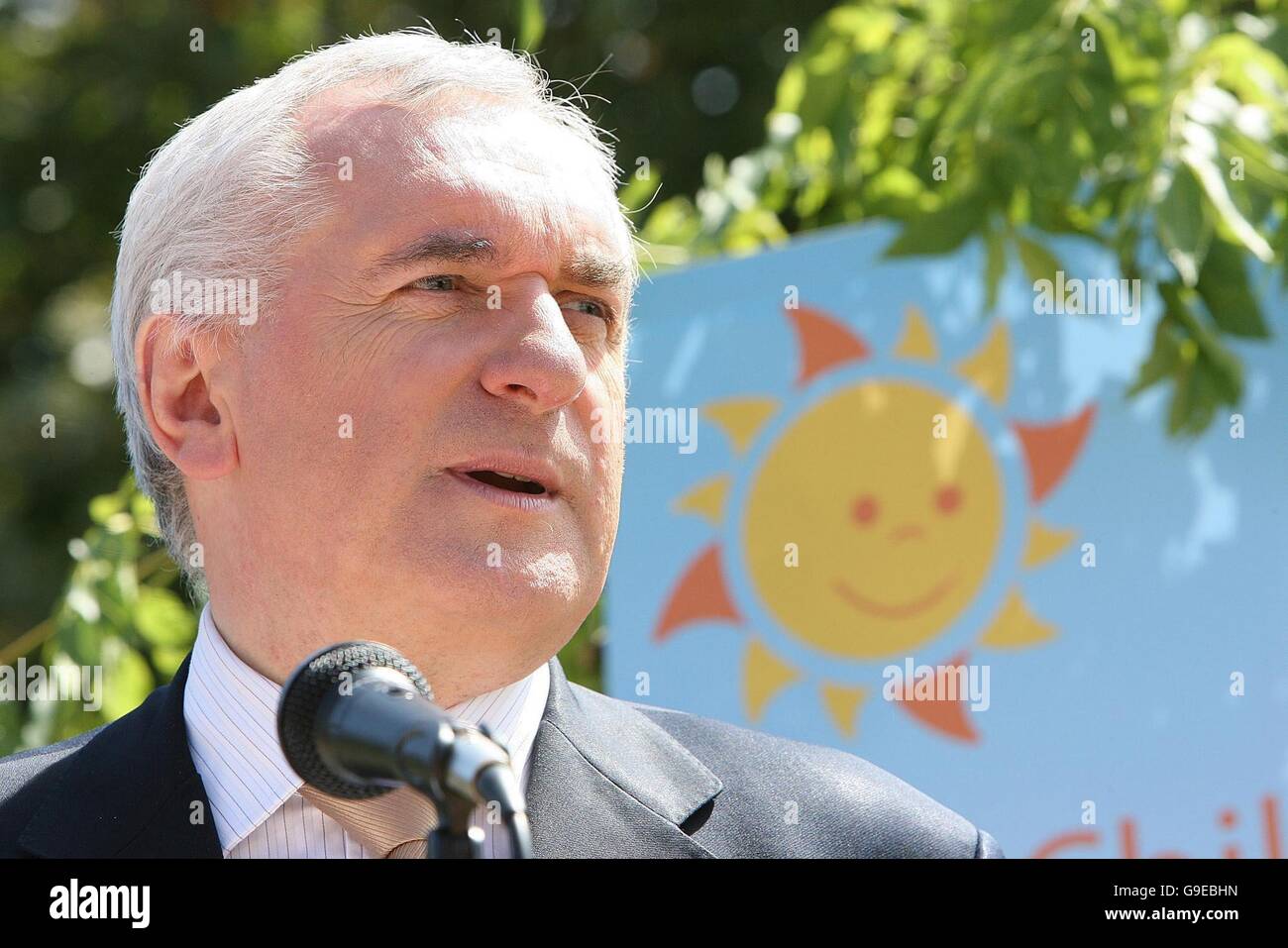 Taoiseach Bertie Ahern TD bei seinem Besuch im Children's Sunshine Home ...