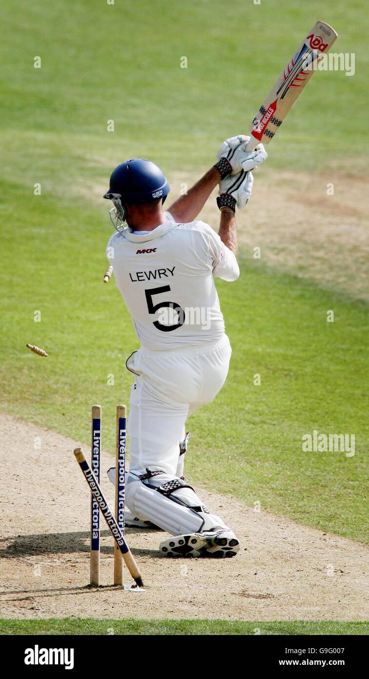 Sussex-Schläger Jason Lewry verliert sein Dickicht durch das Bowling ...
