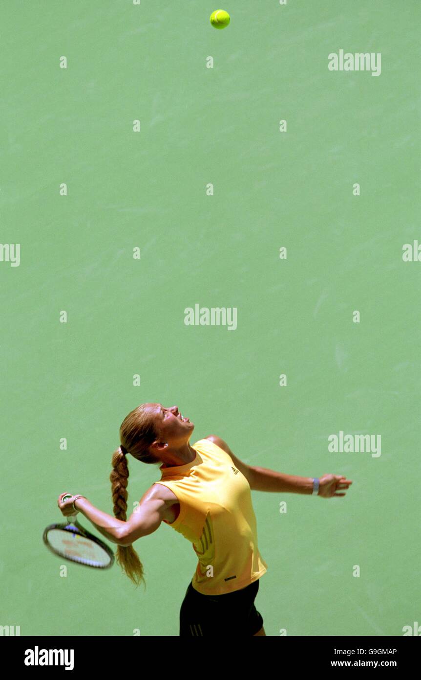 Anna Kournikova aus Russland beim Doppelsieg mit ihrer Partnerin ...