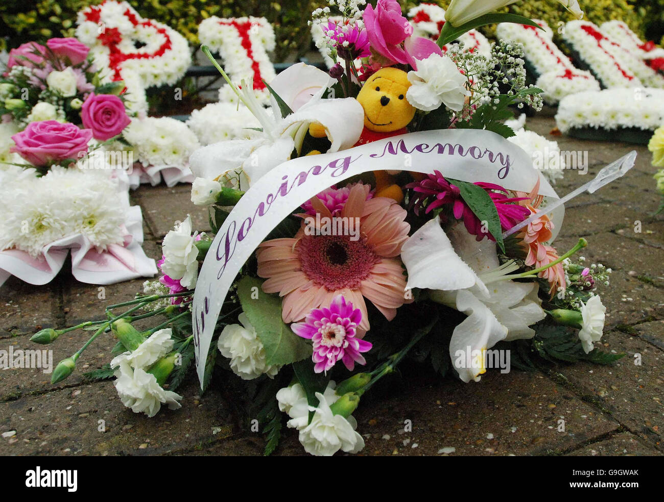 Blumenhuldigungen bei der beerdigung von cadey lee diakon -Fotos und ...