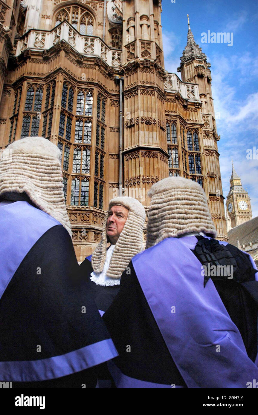 Drei richter stehen vor der westminster abbey in london -Fotos und ...