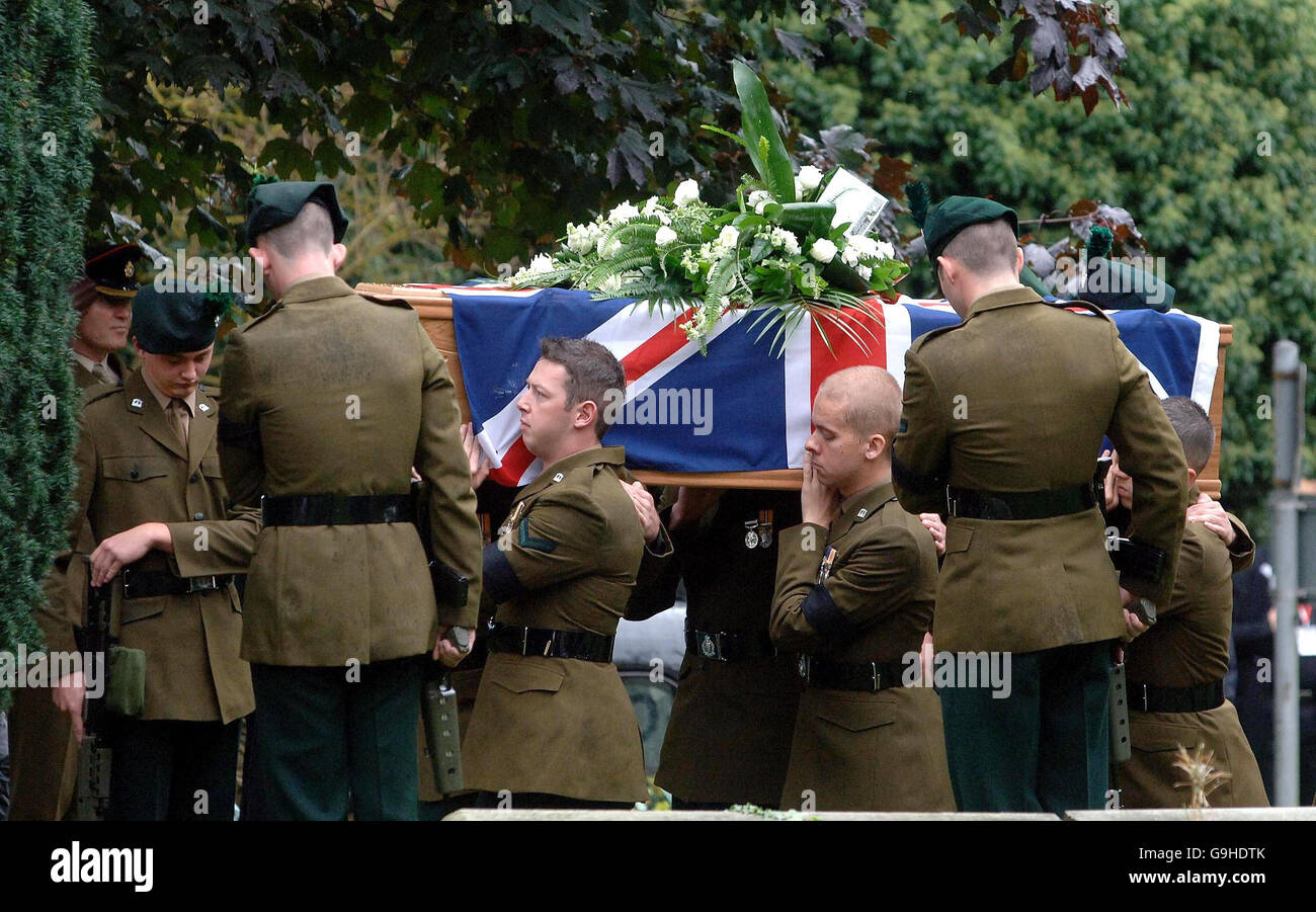 Die Kollegen zeigen ihren Respekt, da der Sarg mit dem Leichnam von ...