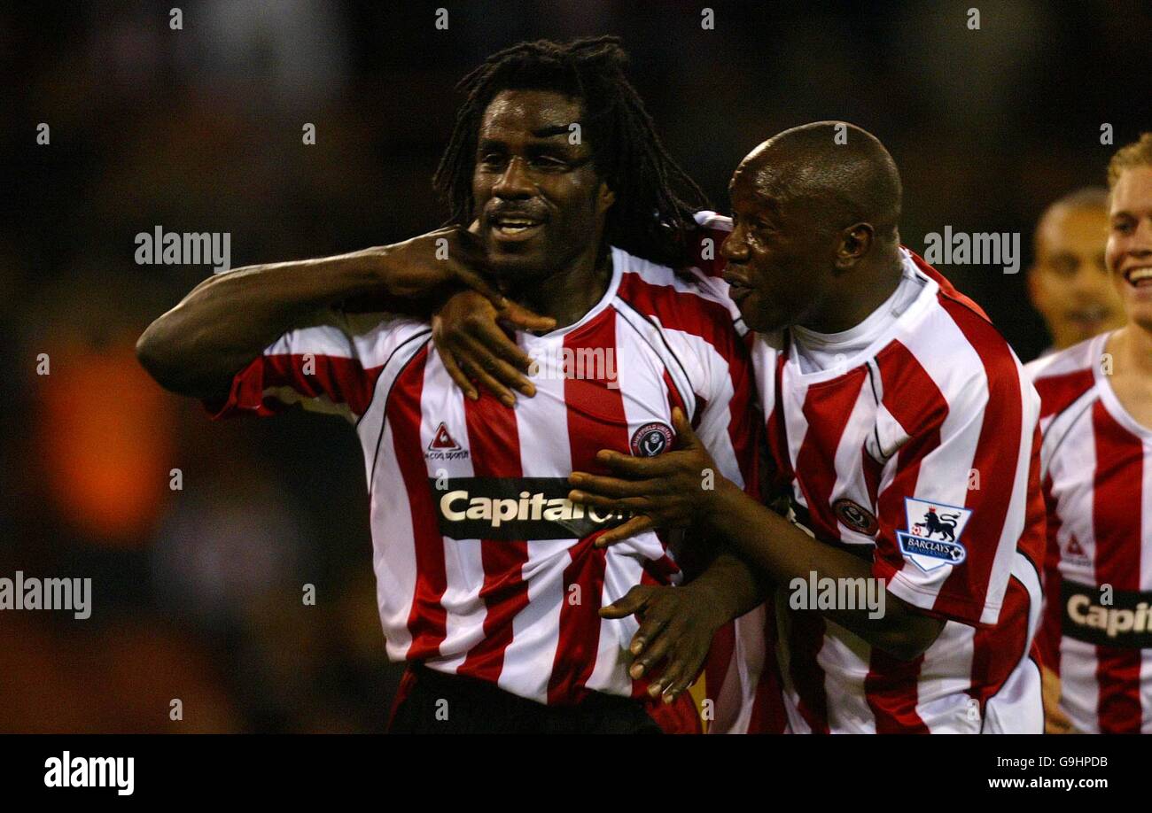 Ade Akinbiyi von Sheffield United feiert mit Teamkollege Steven Kabba ...