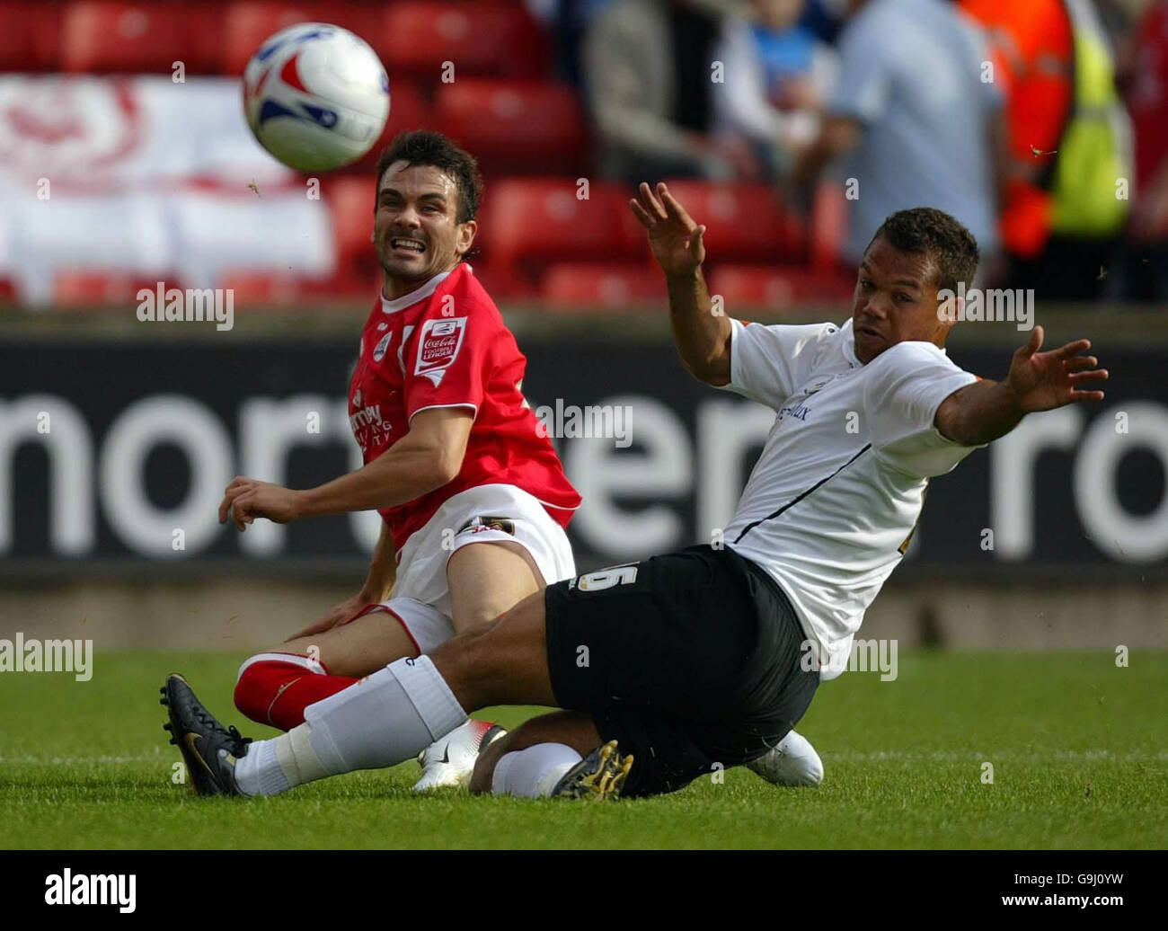 Lewis emanuel und barnsleys martin devaney -Fotos und -Bildmaterial in ...