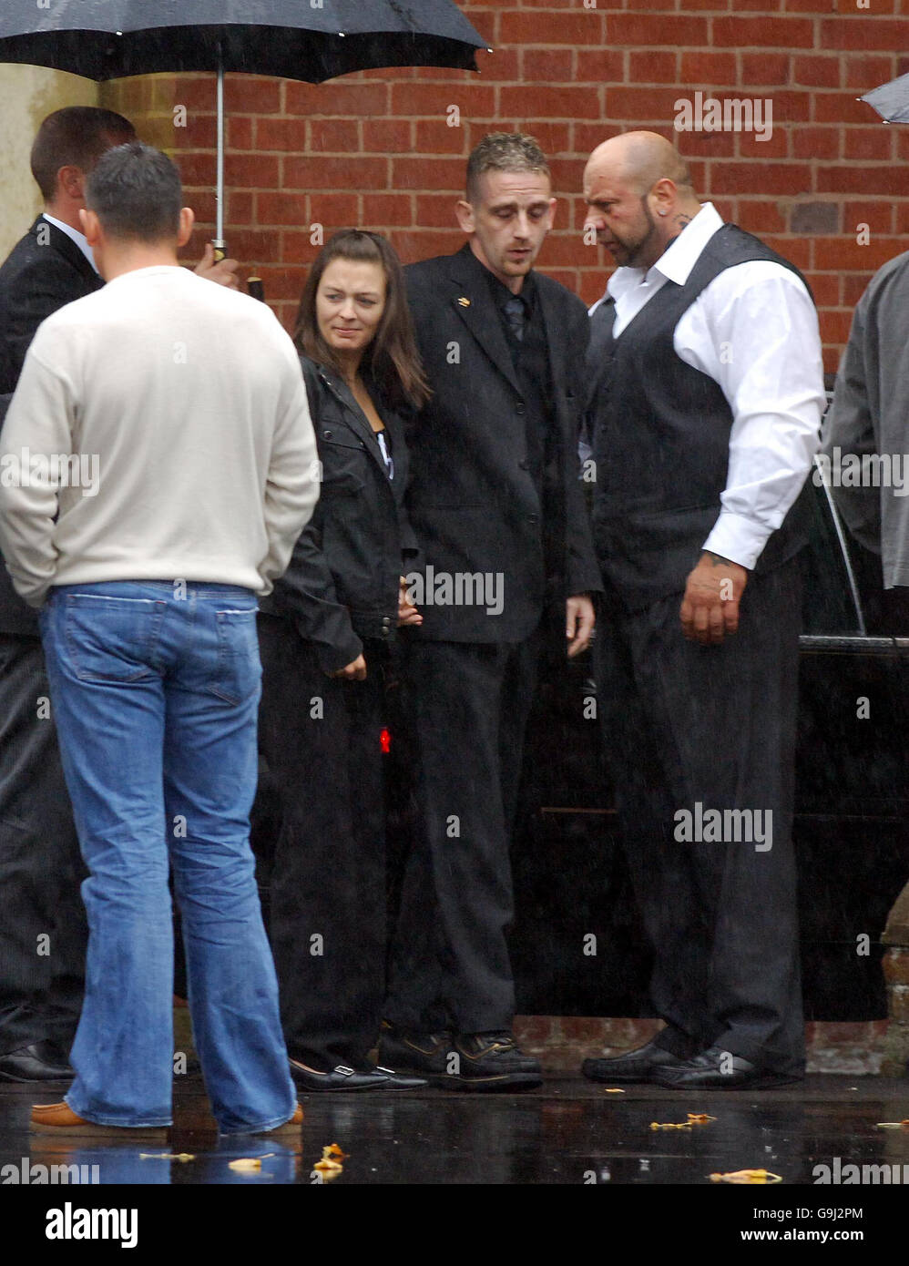 Amy Deacon, Mitte links, und ihr Partner Lee Burchell kommen heute zur ...