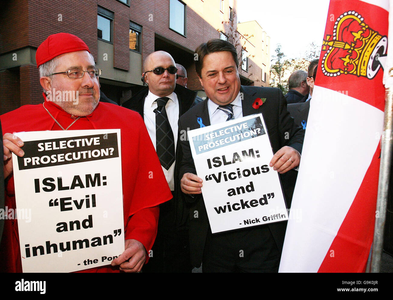 BNP-Anführer Nick Giffin, rechts, trifft zusammen mit dem unsichtbaren ...