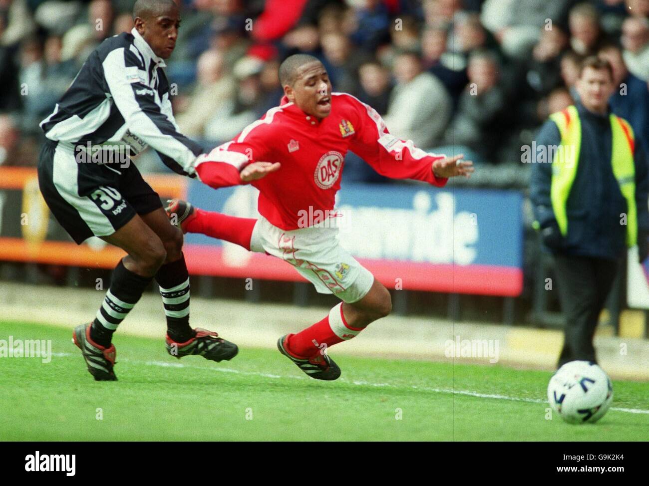 Notts countys adam newton bringt bristol citys matthew hill zum ...