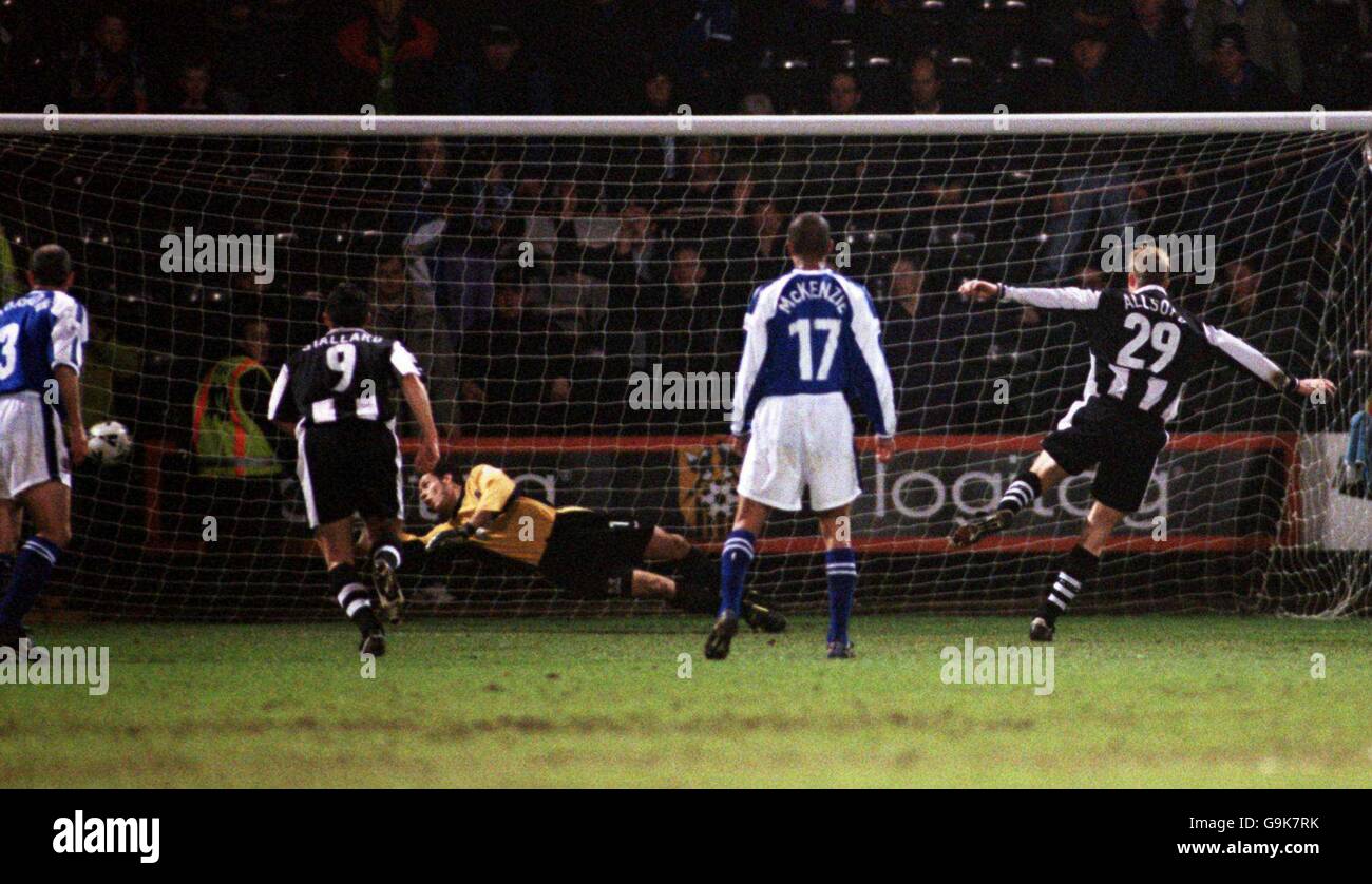 Danny Allsopp von Notts County eröffnet die Punktzahl aus dem Elfmeter ...