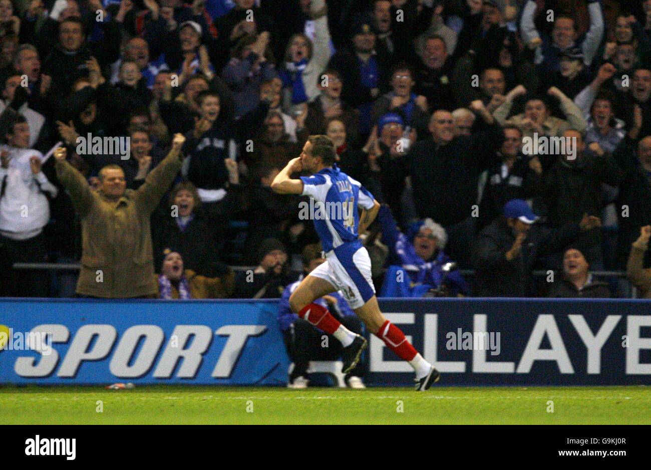 Fußball - FA Barclays Premiership - Portsmouth / Aston Villa - Fratton Park. Matthew Taylor von ...