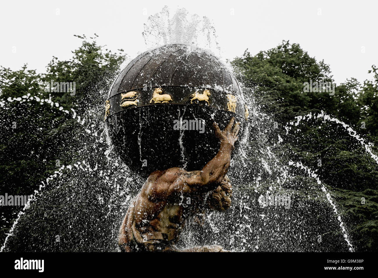 Atlas, Lager / schultert einen Globe - eine Nahaufnahme von der Atlas ...