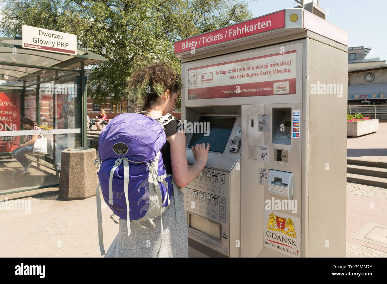 junge Frau kaufen Bus Studentenkarten aus Danzig Zentrum ...