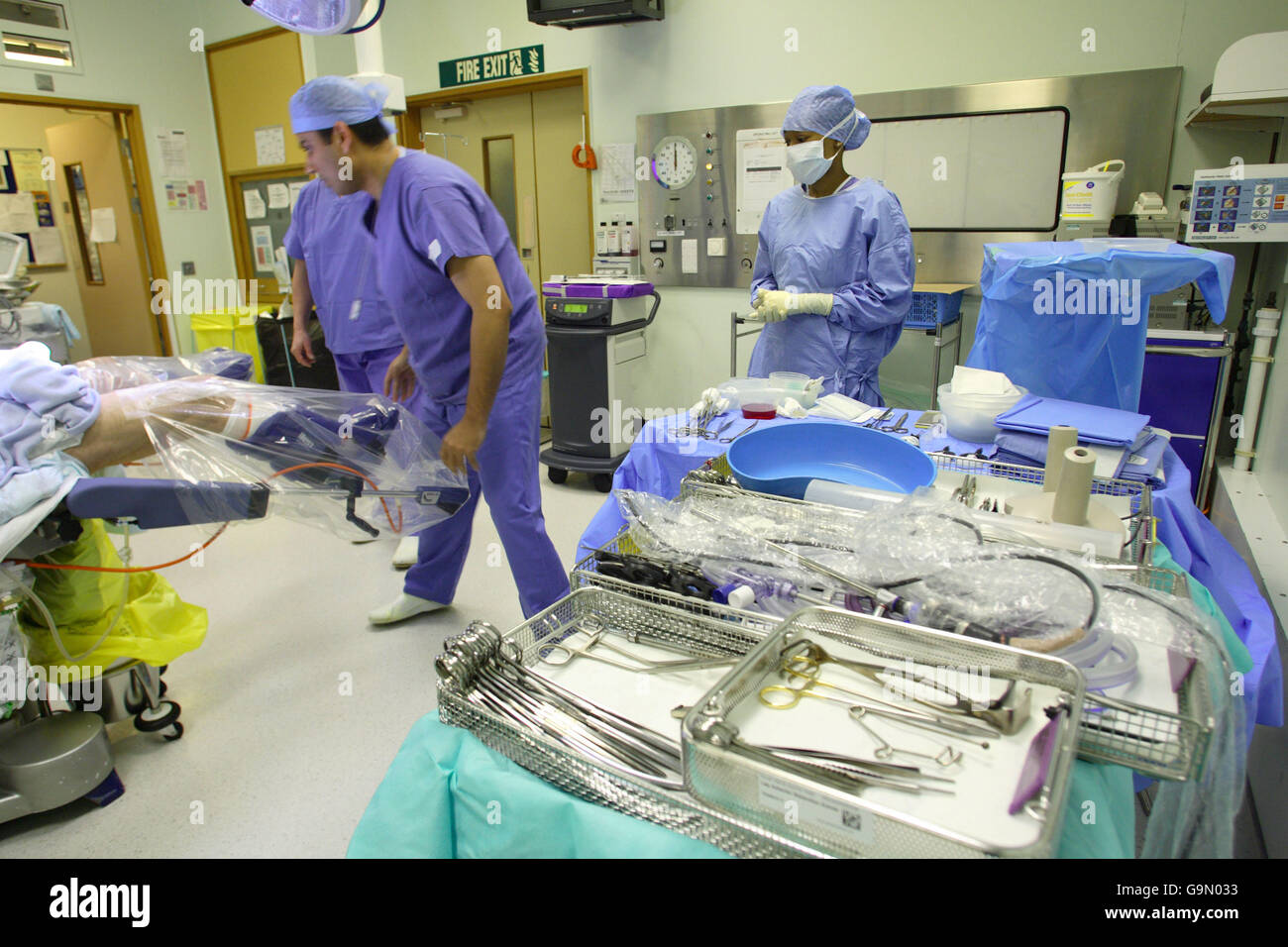 Der Chirurg Andrew Miles und der Kanzler Jim Khan bereiten den ...