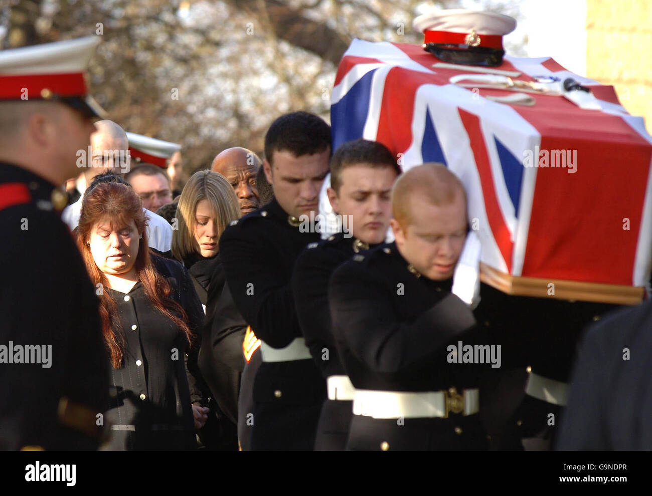 Familie und Freunde folgen dem Sarg von Lance Corporal Mathew Ford, der ...