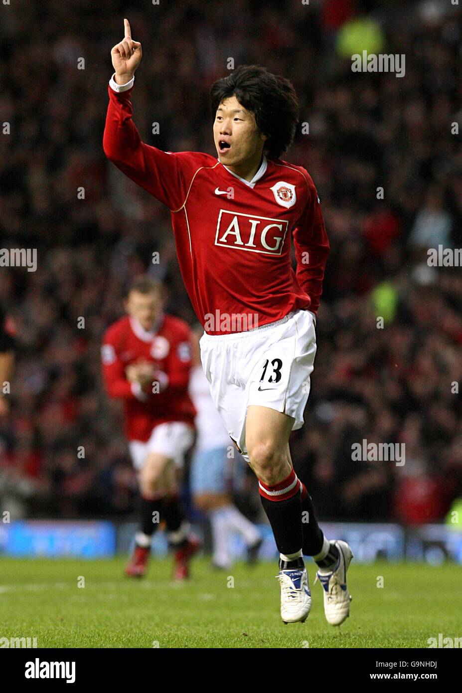 Manchester uniteds ji sung park feiert sein ziel -Fotos und -Bildmaterial in hoher Auflösung – Alamy