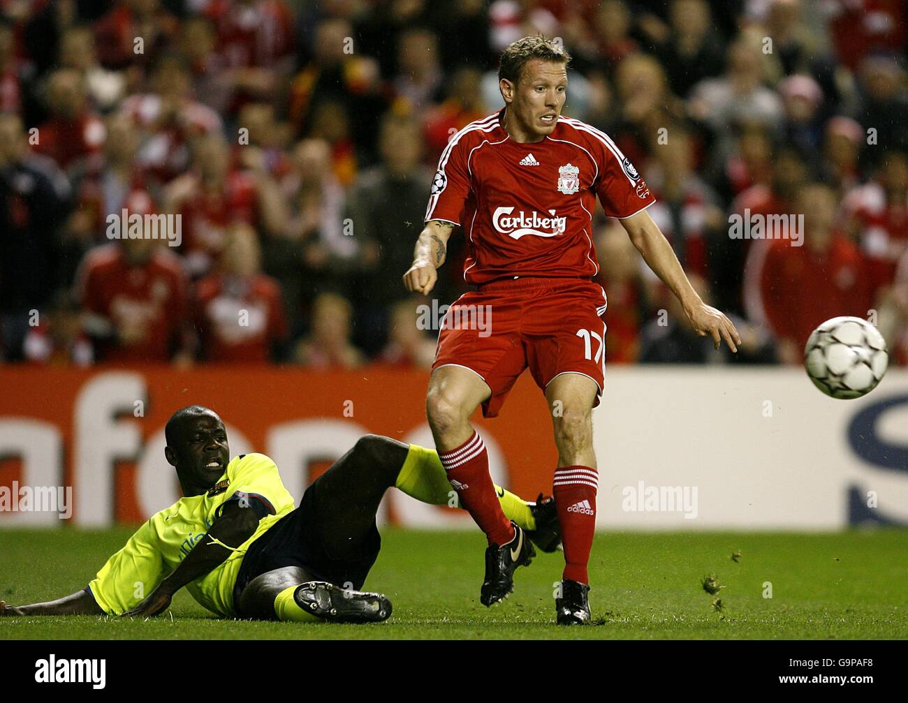 Leberpools craig bellamy barcelonas lilian thuram kampf um den ball ...