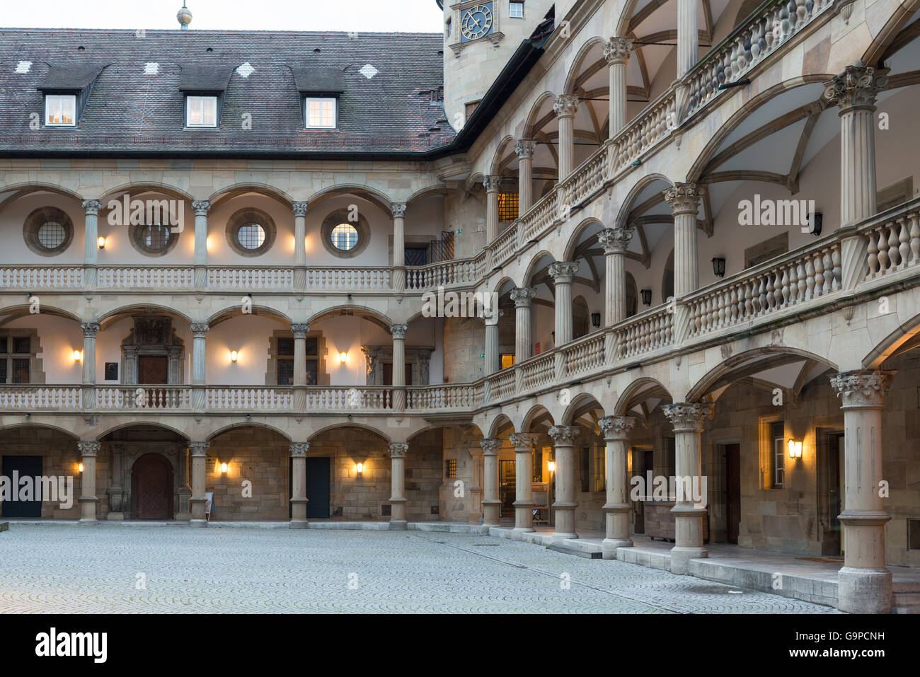 Der innenhof mit arkaden -Fotos und -Bildmaterial in hoher Auflösung ...