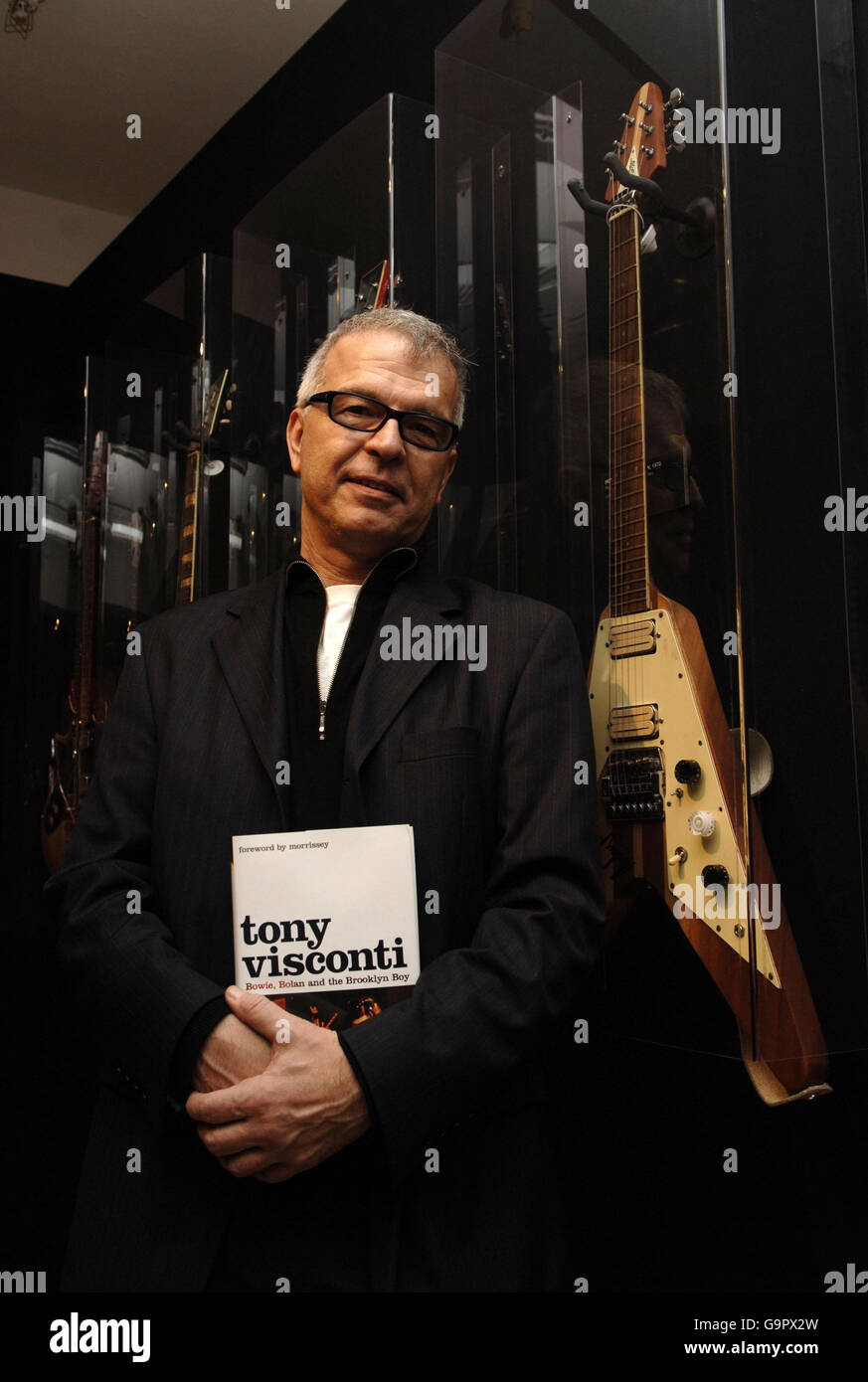 Tony visconti gitarre -Fotos und -Bildmaterial in hoher Auflösung – Alamy