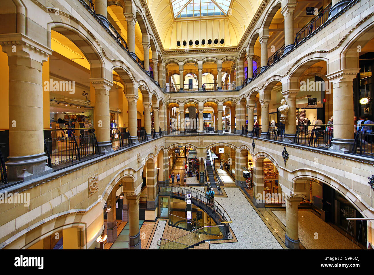 Innenraum des Einkaufszentrum Magna Plaza und Mall in Amsterdam ...