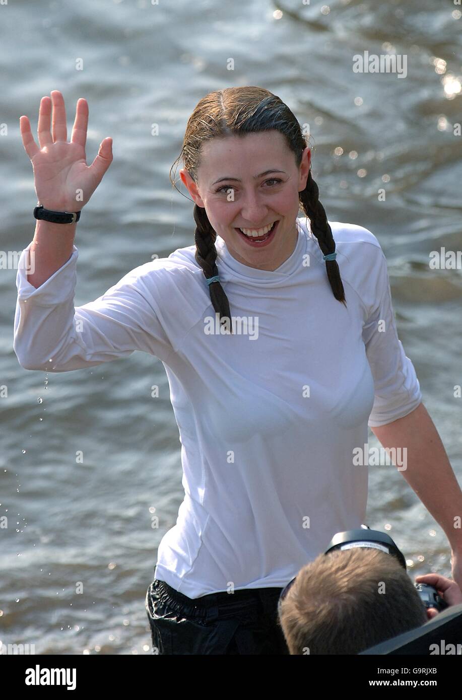 Die Cambridge cox Rebecca Dowbiggin taucht aus der Themse auf, nachdem ...