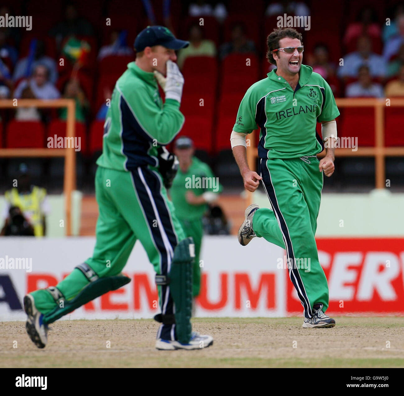 Der irische Bowler Kyle McCallan (rechts) feiert mit Niall O'Brien ...