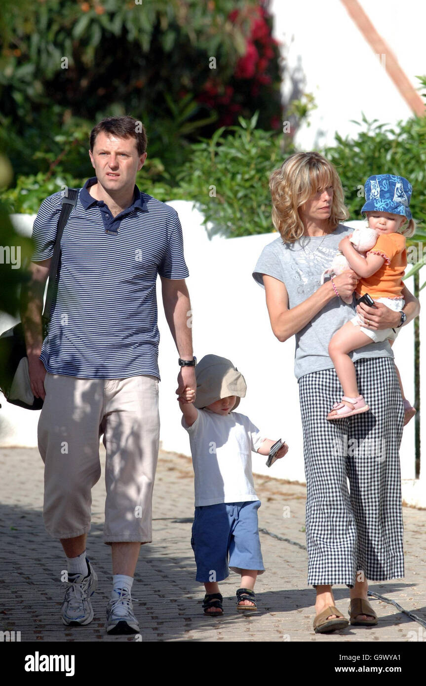 Gerry und Kate McCann und ihre Kinder Sean und Ameile (werden getragen ...