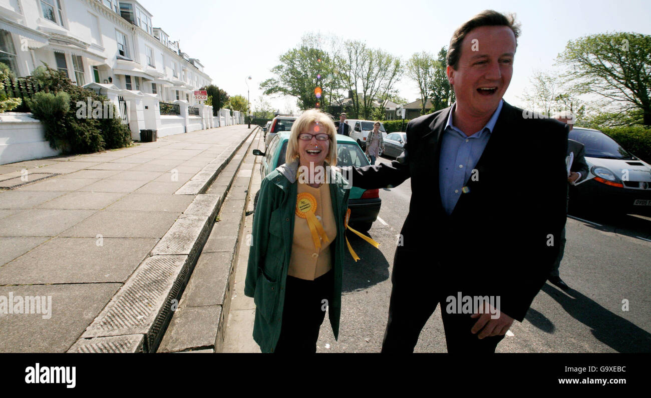 Der konservative Führer David Cameron trifft einen lokalen Lib dem ...