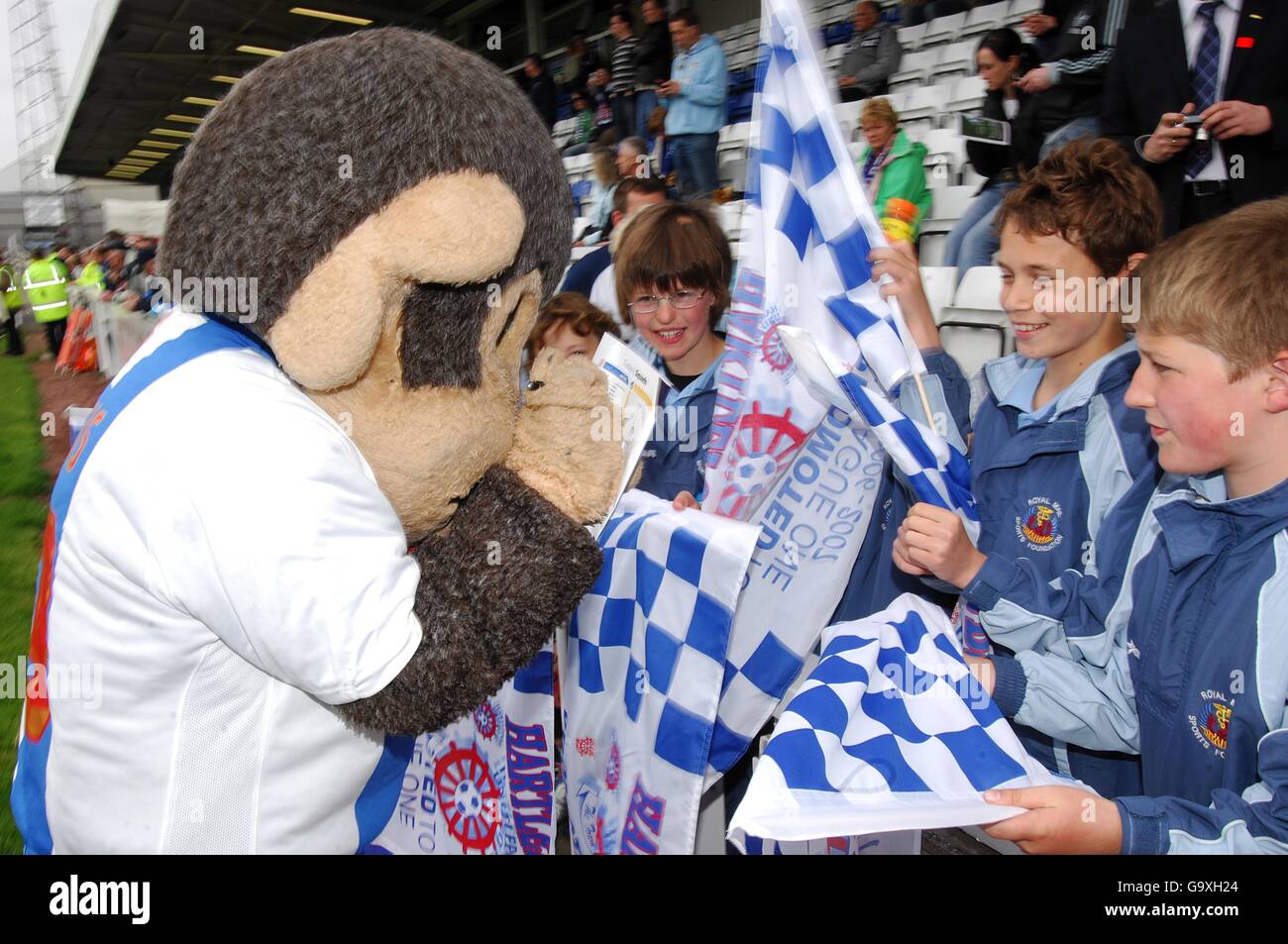 Hartlepool uniteds hangus the monkey fans das match -Fotos und ...