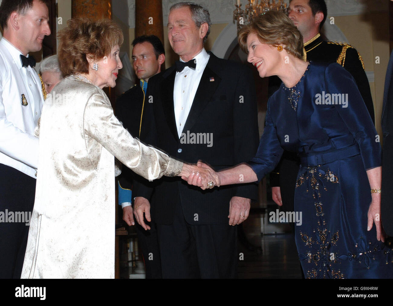 Queen elizabeth president reagan state -Fotos und -Bildmaterial in ...