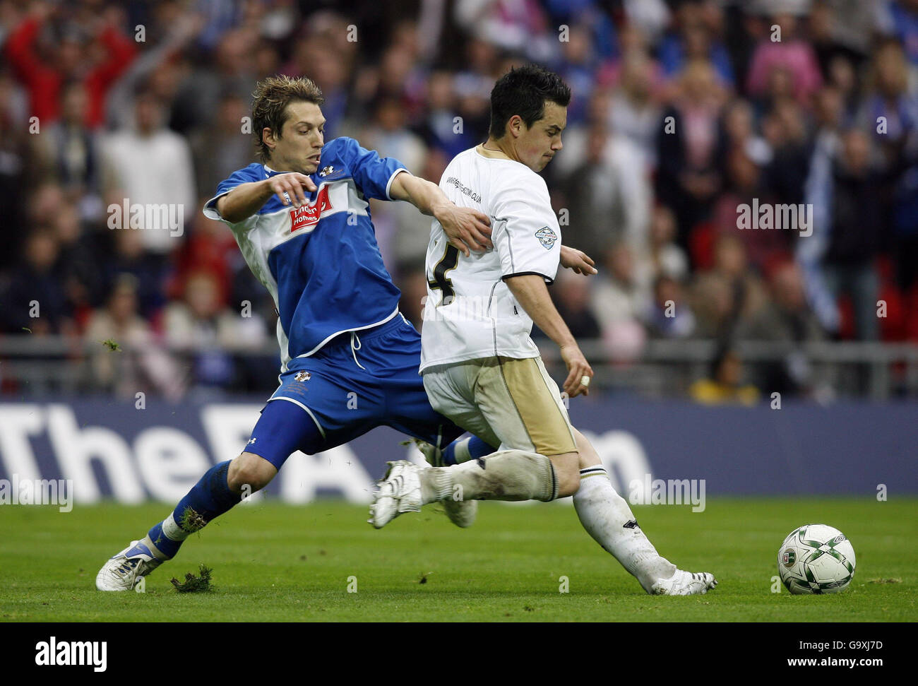 Mark Osman von AFC Totton trifft Truros Tom Smith beim FA Carlsberg ...