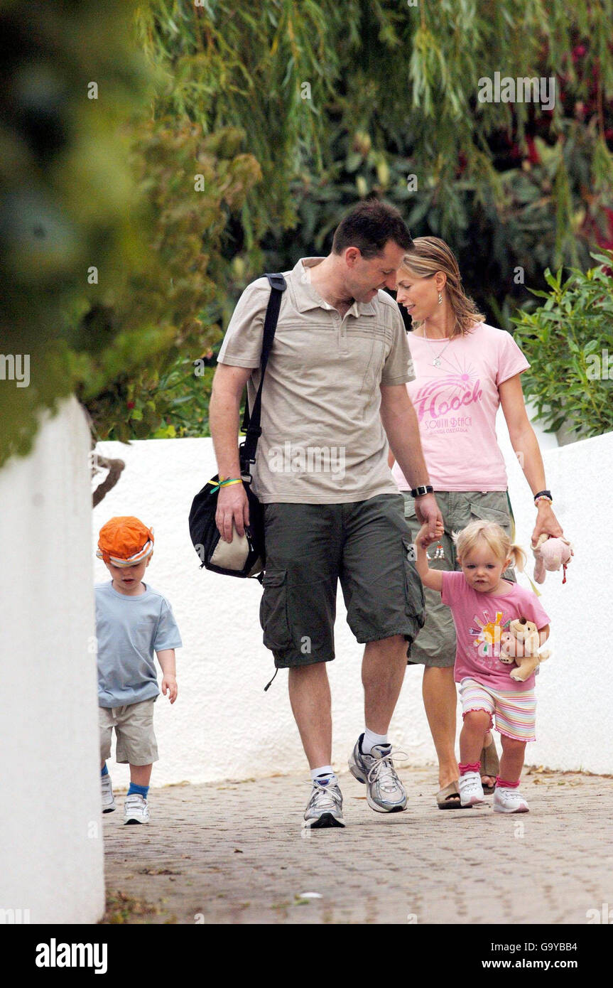 Kate und Gerry McCann bringen ihren Sohn Sean und ihre Tochter Amelie ...