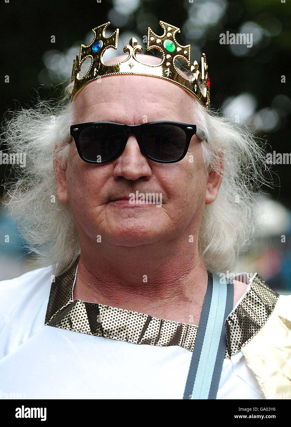 Sixties-Popstar Wayne Fontana vor dem Derby Crown Court Stockfotografie ...