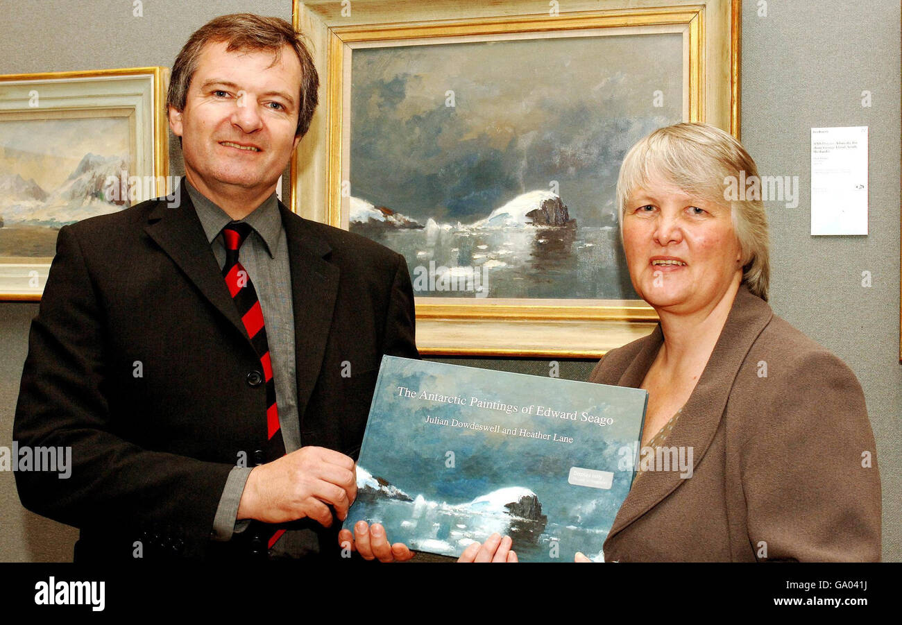 Julian Dowdeswell und Heather Lane haben eine Kopie ihres Buches The ...