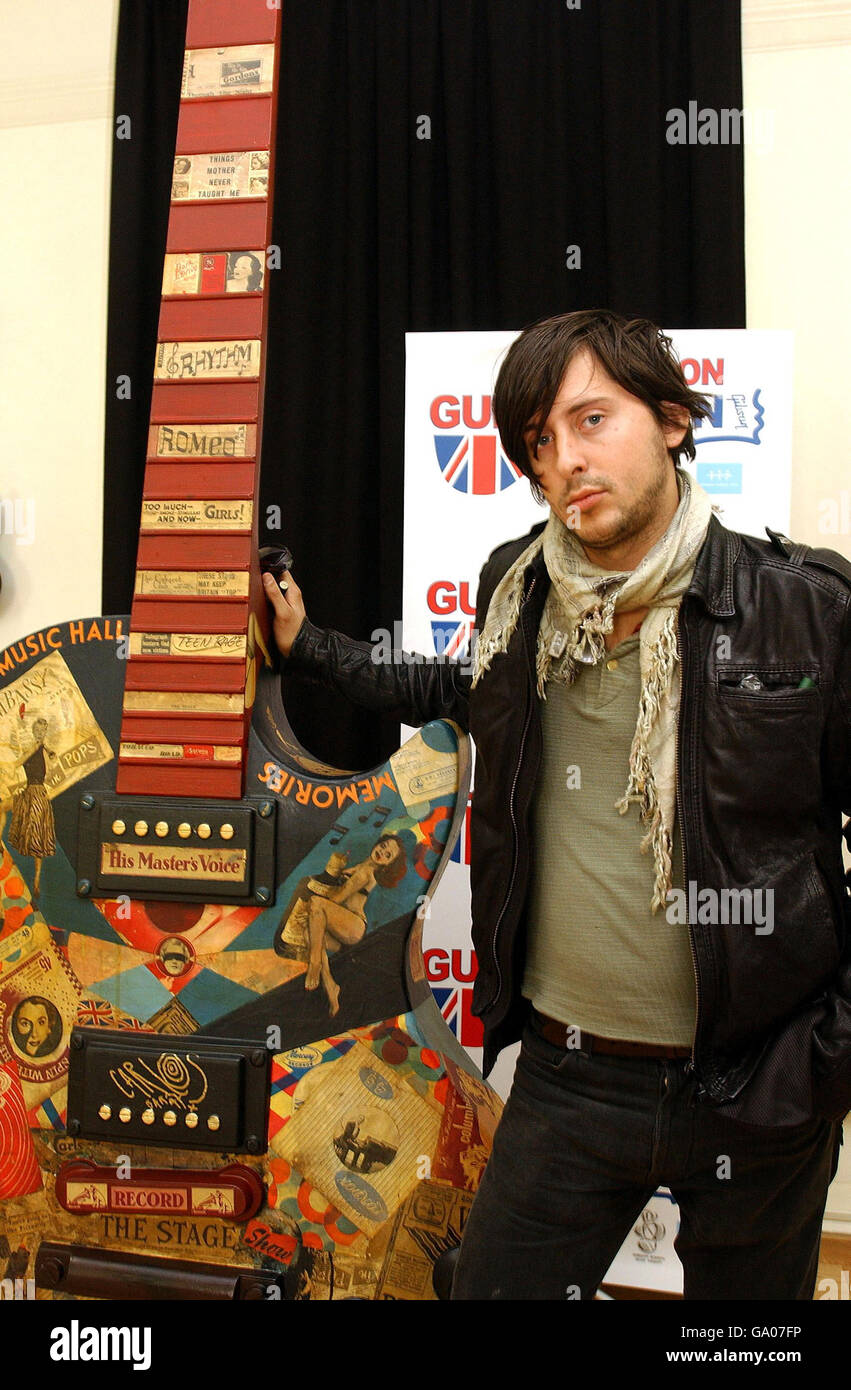 Carl Barat von The Dirty Pretty Things bei einem Besuch in Gibson ...