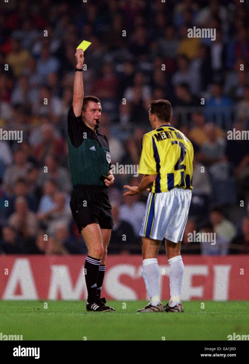 Schiedsrichter stuart dougal zeigt fenerbahces mert meric die gelbe karte -Fotos und ...