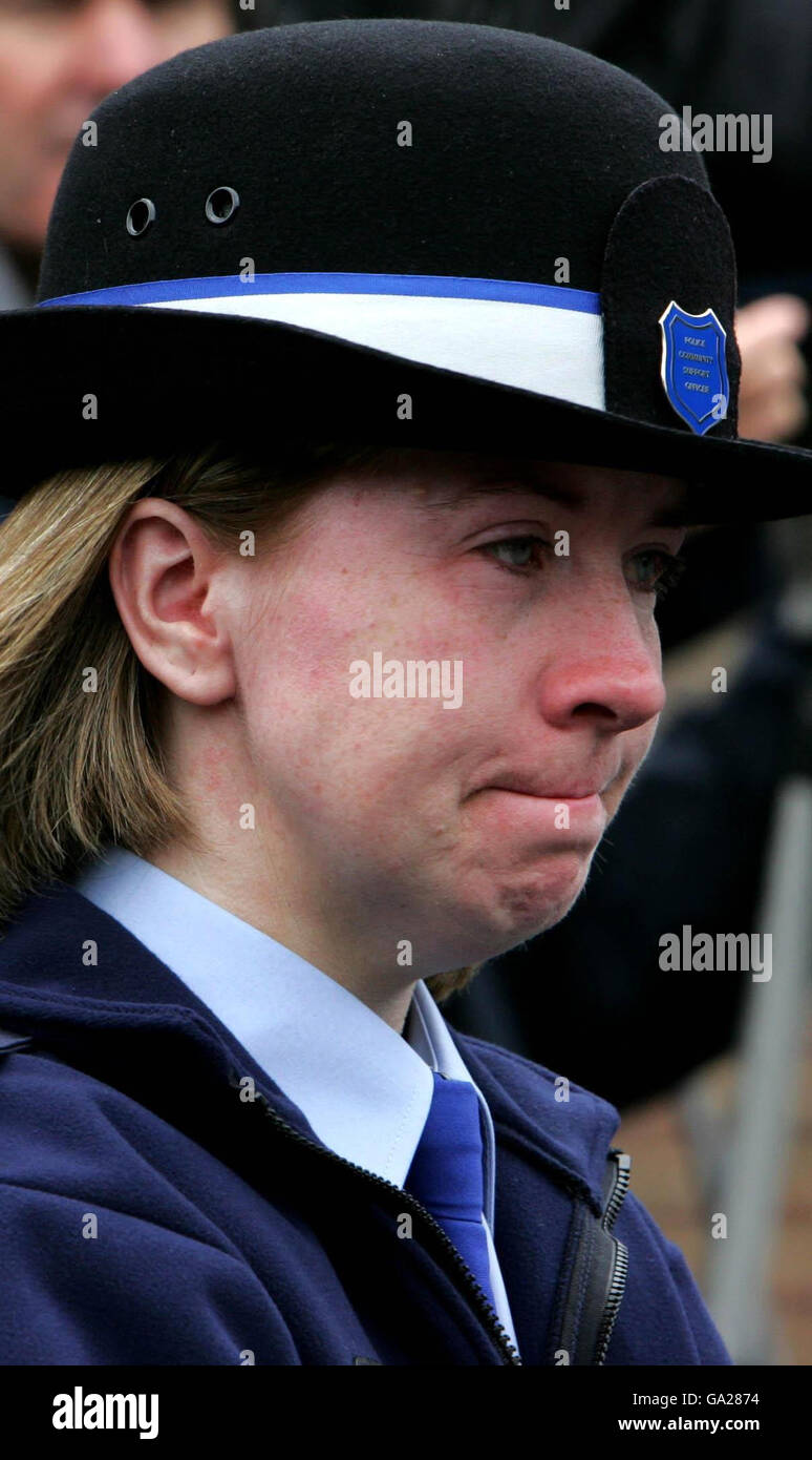 Nach der Beerdigung des ermordeten Polizisten, PC Jon Henry, in der ...
