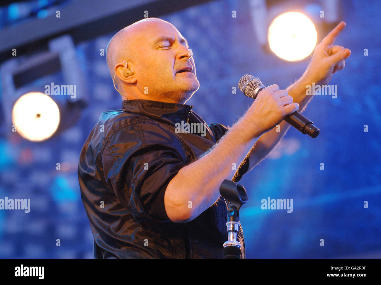 Phil collins of genesis tritt im twickenham stadion auf -Fotos und ...