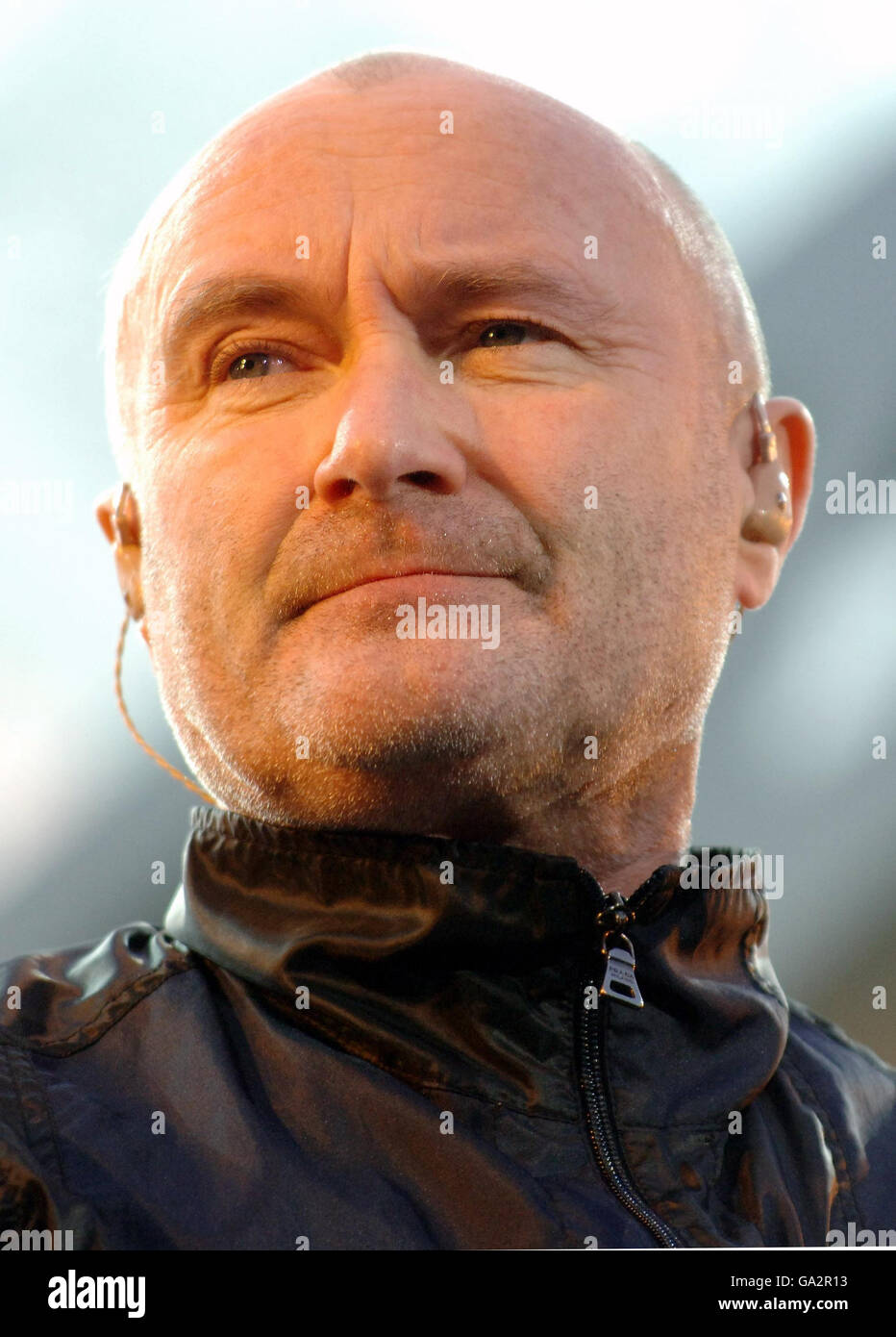 Phil collins of genesis tritt im twickenham stadion auf -Fotos und ...