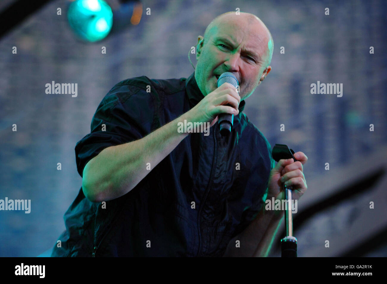 Phil collins of genesis tritt im twickenham stadion auf -Fotos und ...
