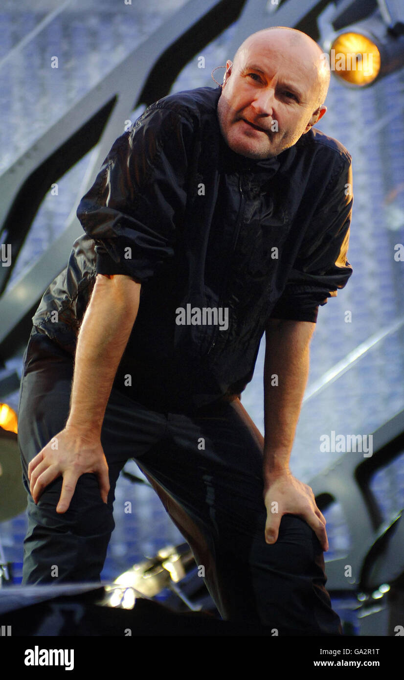 Phil collins of genesis tritt im twickenham stadion auf -Fotos und ...