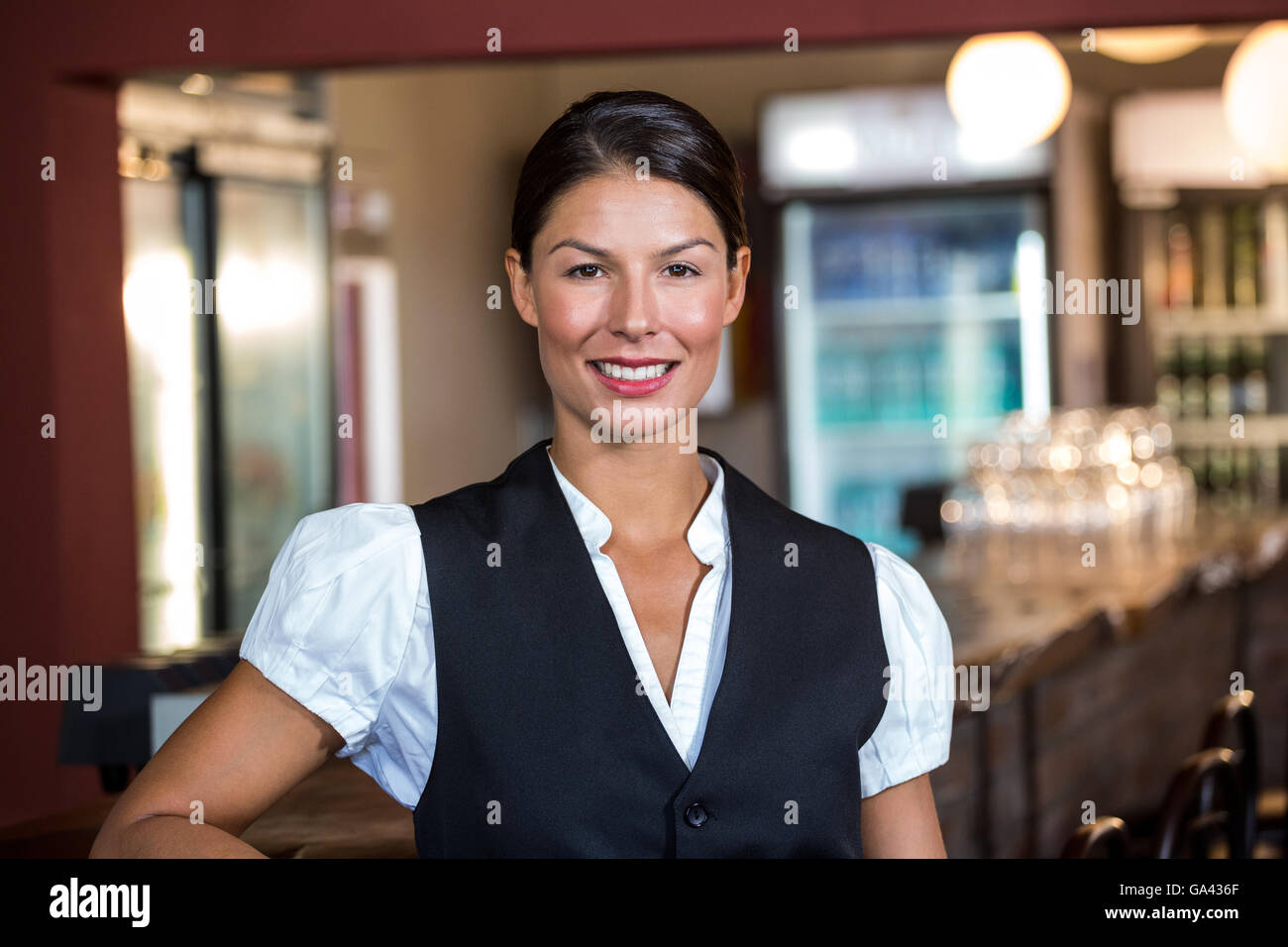 Bar kellnerin -Fotos und -Bildmaterial in hoher Auflösung – Alamy