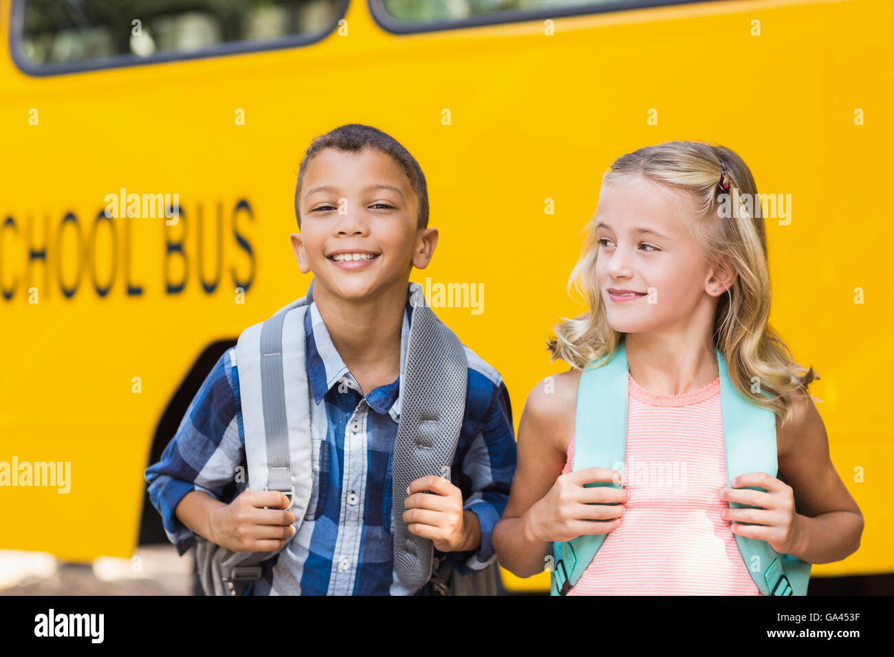 Kinder bus -Fotos und -Bildmaterial in hoher Auflösung – Alamy