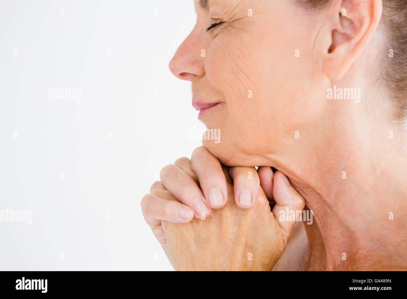 Reife frau beten -Fotos und -Bildmaterial in hoher Auflösung – Alamy
