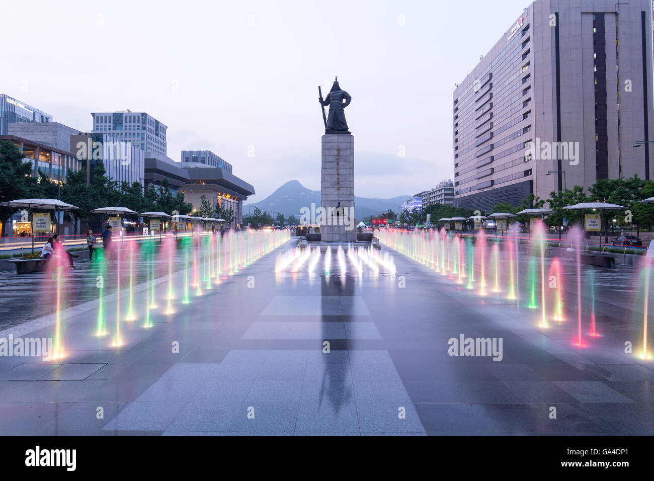 Statue von Admiral Yi Sun-Sin und Farbe Boden-Wasser-Brunnen in der ...