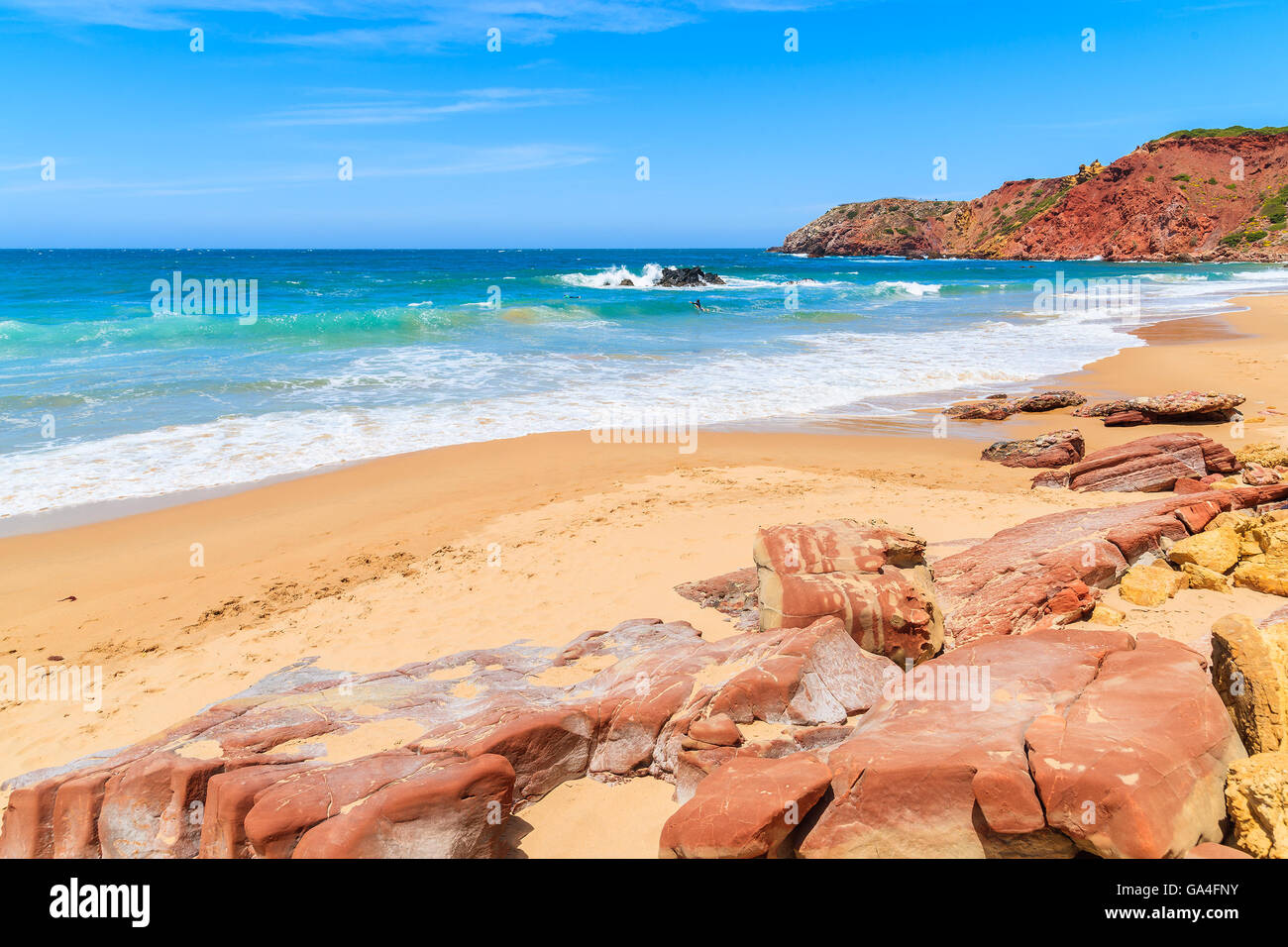 Rote Felsen am Sandstrand Praia Amado Strand, Portugal Stockfotografie ...