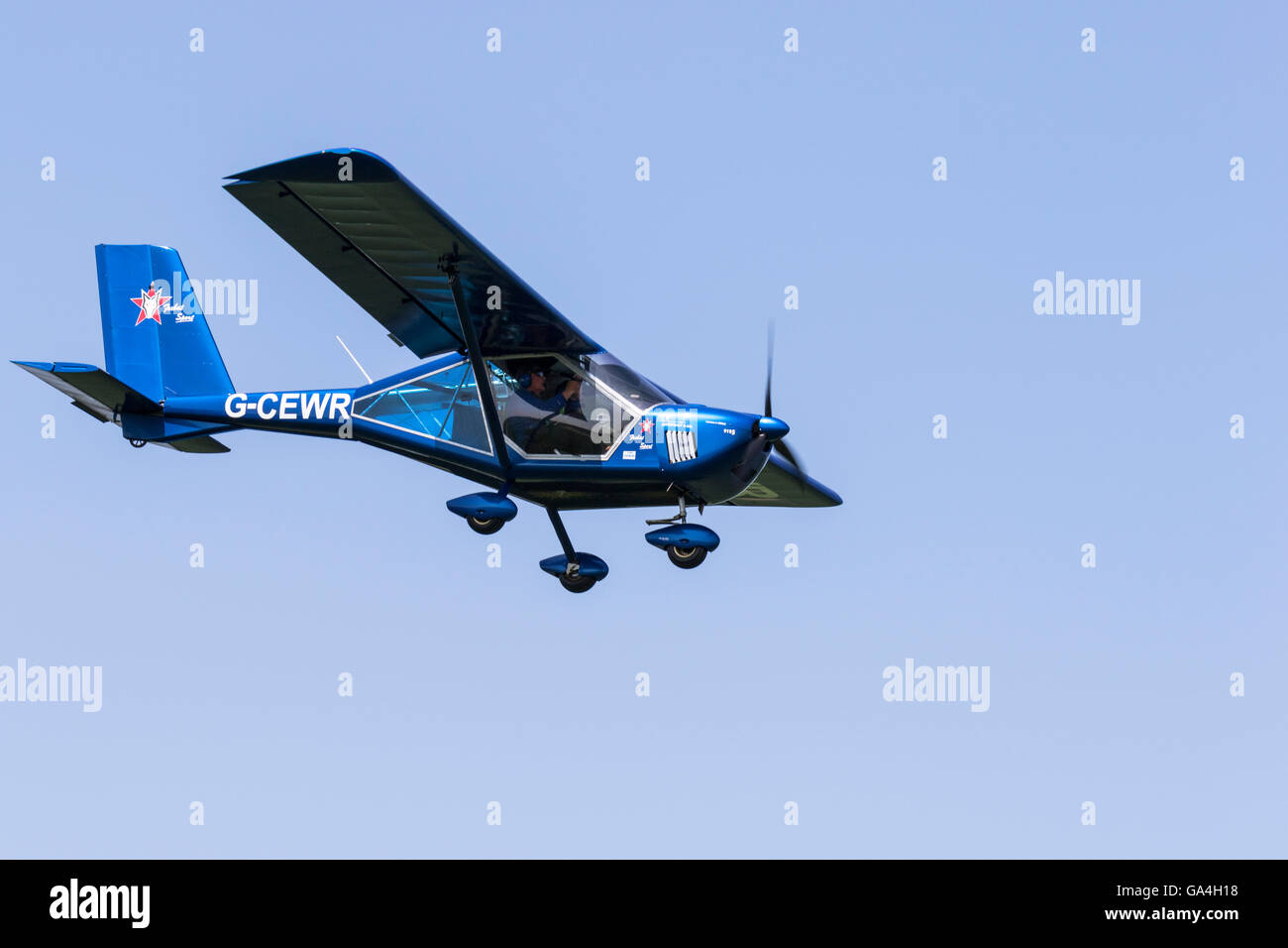 Aeroprakt-l A22 Foxbat G-CEWR landet auf dem Sturgate Flugplatz ...