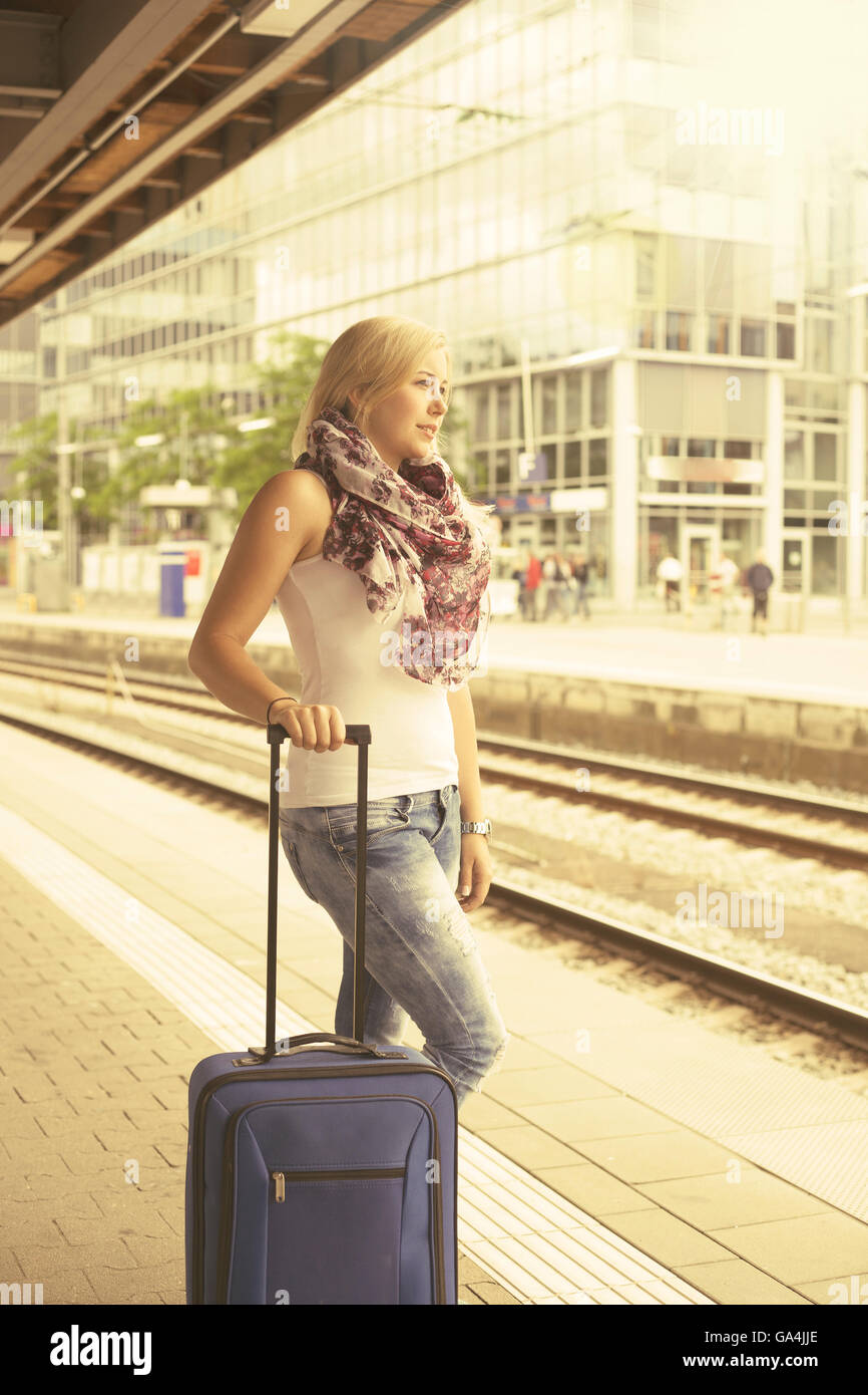 Frau am Bahnsteig warten auf den Zug Stockfotografie - Alamy