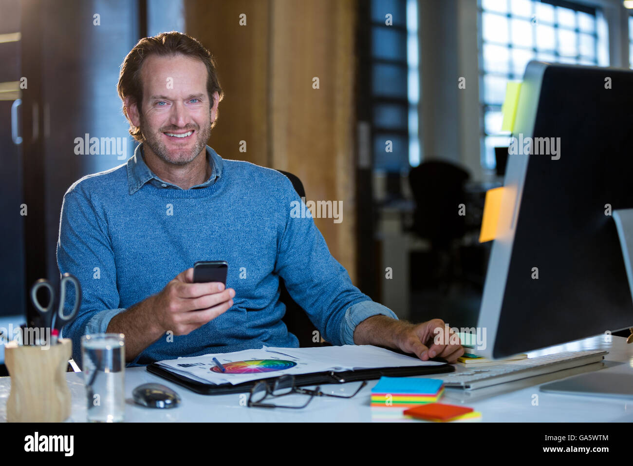 Computer desk -Fotos und -Bildmaterial in hoher Auflösung – Alamy